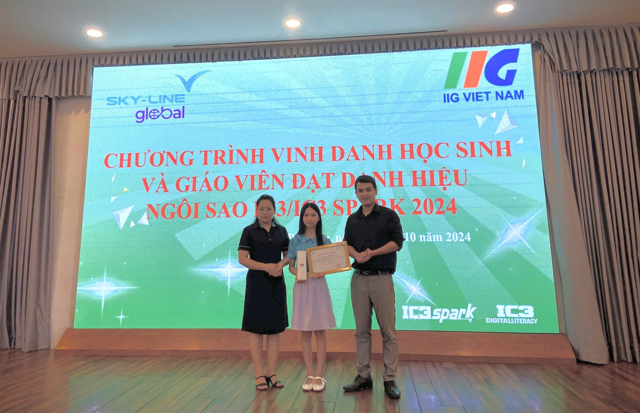 Vinh danh và trao thưởng chương trình “Ngôi sao IC3/IC3 Spark” tại ...